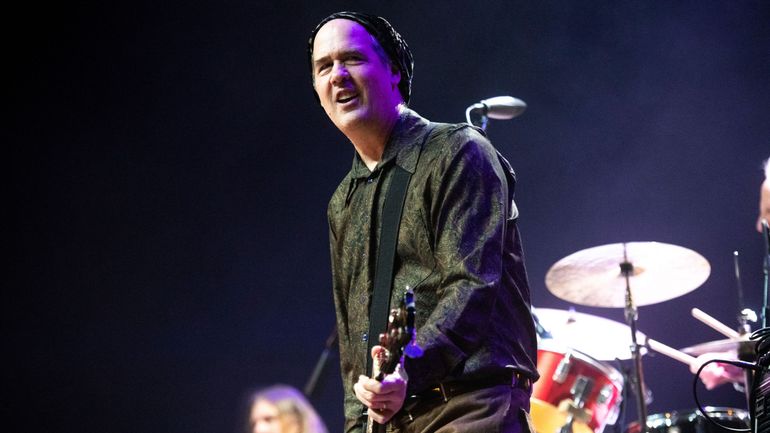 Le bassiste de Nirvana, Krist Novoselic, joue des classiques de son ...