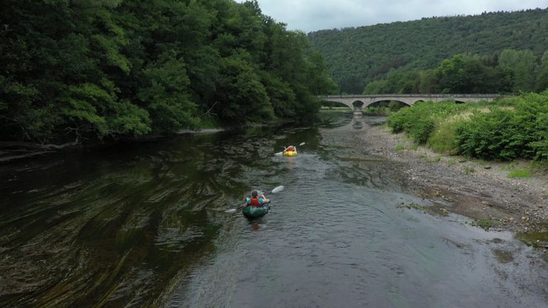 Descente de la Lesse en kayak : les visiteurs prêts à mettre les pieds ...