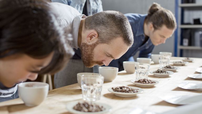 Hallucinations olfactives : quand sentir des odeurs fantômes devient ...