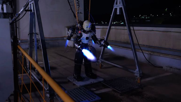 iRonCub3 : le tout premier robot humanoïde à réaction au monde - RTBF Actus