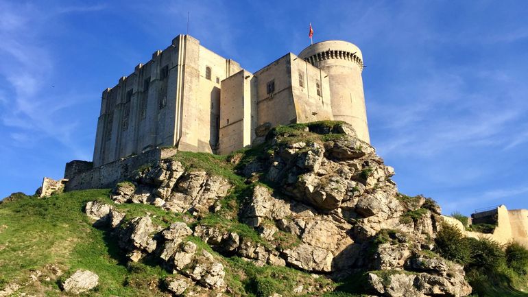 Comment sont apparus les premiers châteaux forts ? Retour sur les ...