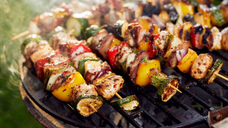 Brochettes au barbecue : six recettes de Candice Kother - RTBF Actus