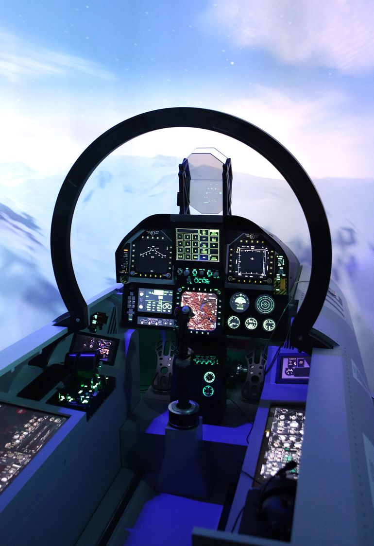 Brussels Flight Simulators dévoile son simulateur de F-16 - RTBF Actus