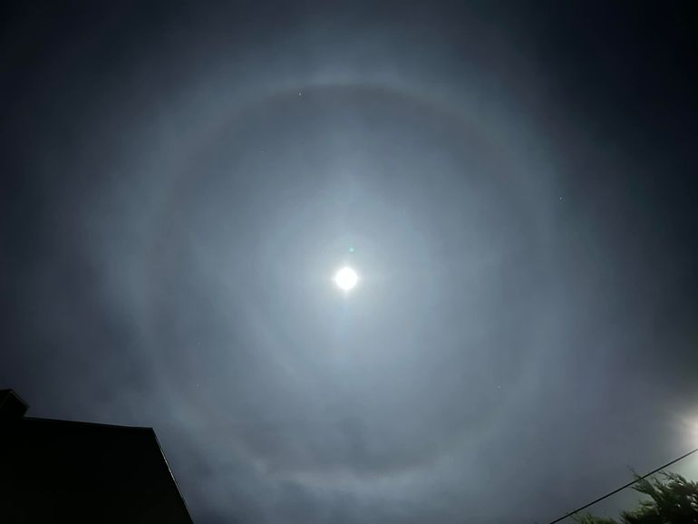 Halo lumineux autour de la Lune : comment expliquer ce phénomène observé ce mardi soir ? - RTBF ...