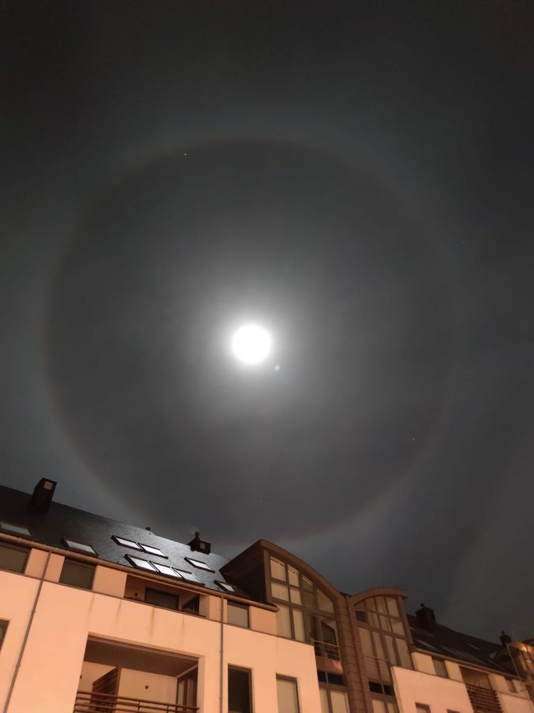 Halo lumineux autour de la Lune : comment expliquer ce phénomène ...