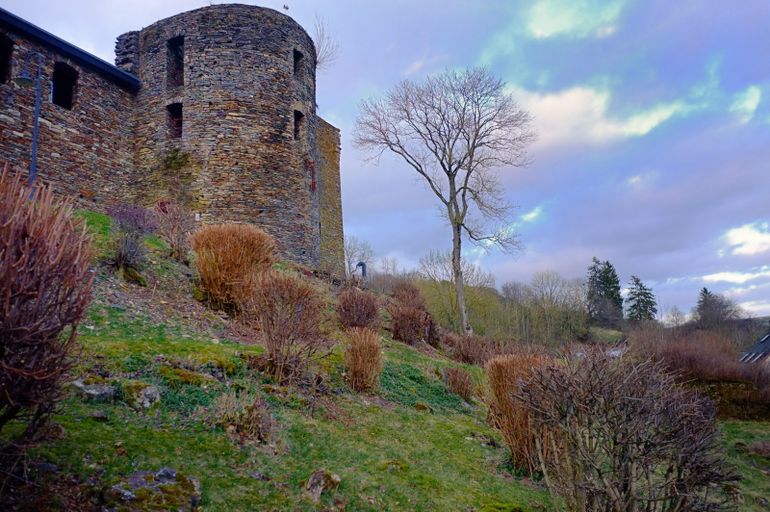 Burg-Reuland, un château en ruine sauvé par le temps - RTBF Actus
