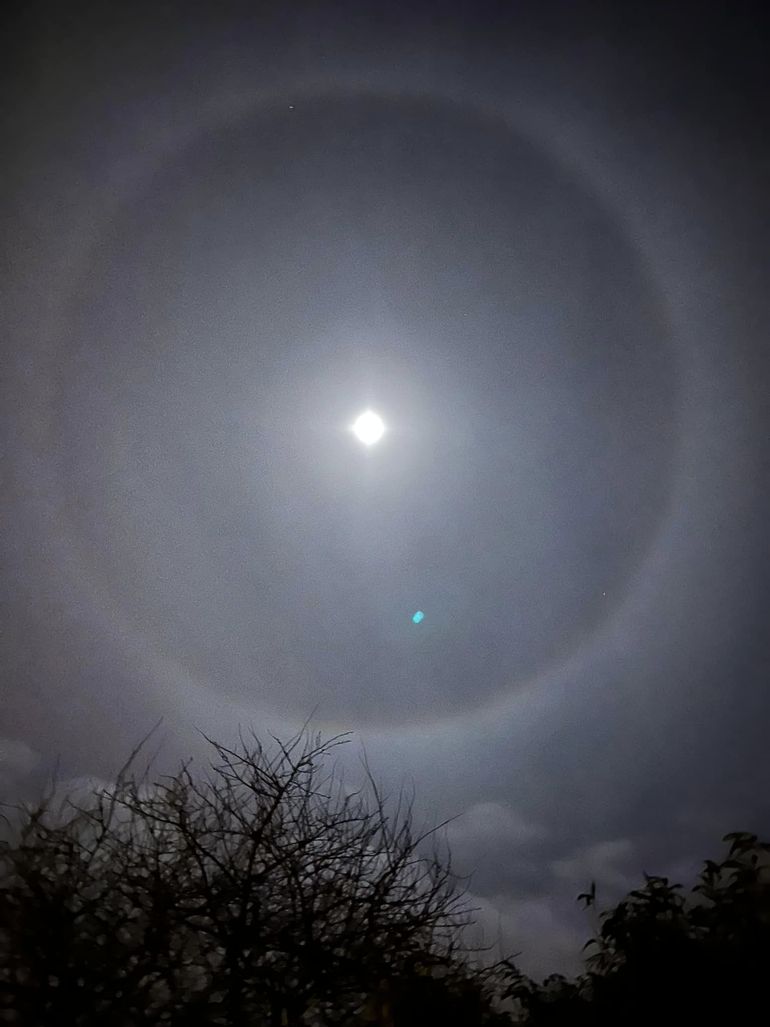 Halo lumineux autour de la Lune : comment expliquer ce phénomène observé ce mardi soir ? - RTBF ...