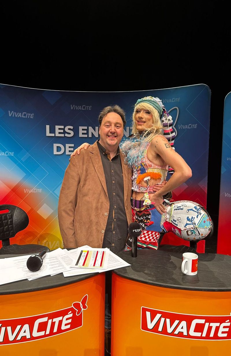 Drag Couenne fait le show dans les Enfants de chœur ! - RTBF Actus