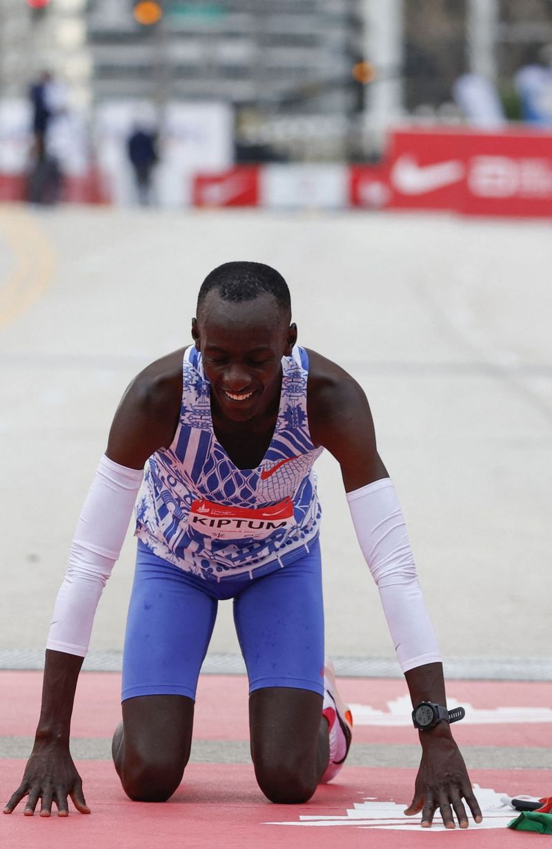 3 marathons dans les guiboles et déjà détenteur du record du monde ...